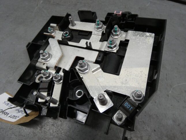 Volvo XC40 Battery Fuses 1.5 Auto 2021 - 8889877787 - Chrispin's Used ...