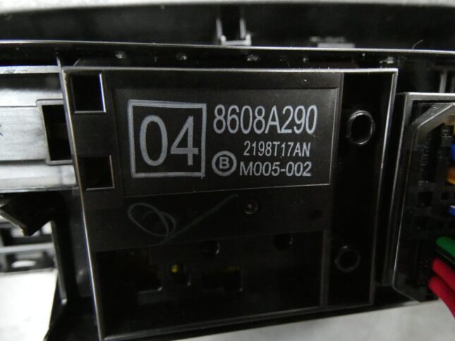 Mitsubishi L200 Drivers Offside Front Window Switches 2.4DI-D 2018 ...