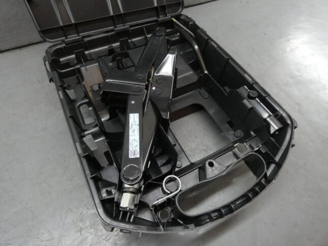 Renault Trafic Jack & Wheel Brace Set Kit 2.0DCI 2021 - Chrispin's Used ...