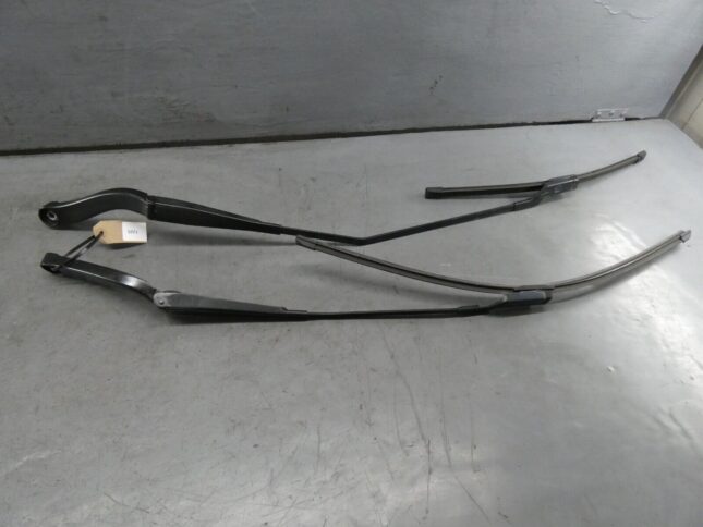 Renault Trafic Front Wiper Arms 1.6DCI Bi-Turbo 2017 - Chrispin's Used ...