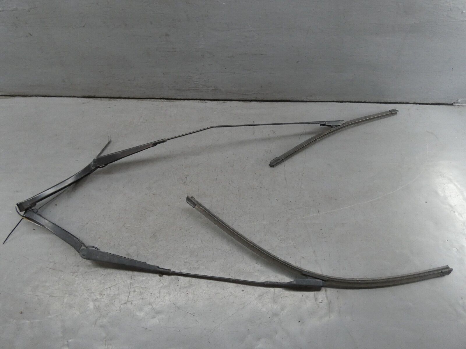 Renault Trafic Front Wiper Arms 1.6DCI 2015 - Chrispin's Used Car Spares