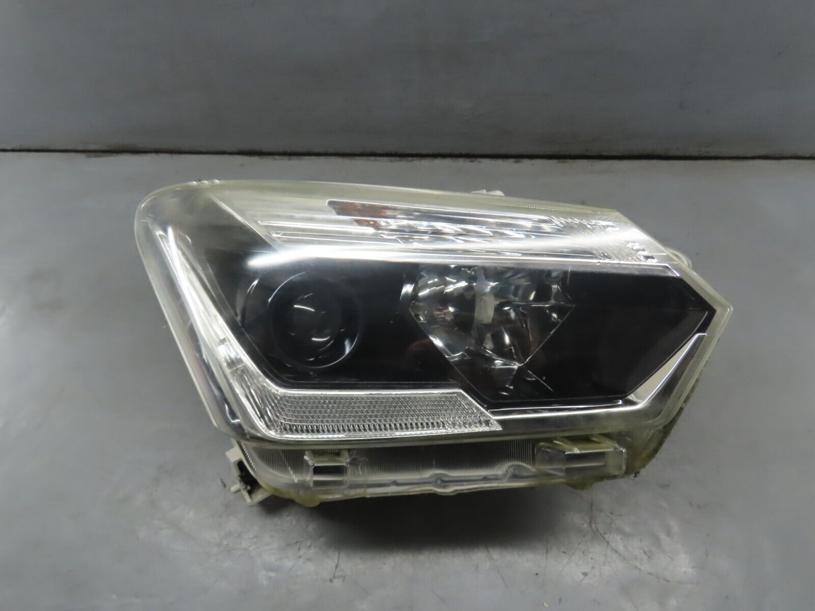 Isuzu D-Max Drivers Offside Front Headlight Headlamp 1.9DCB 2021 ...