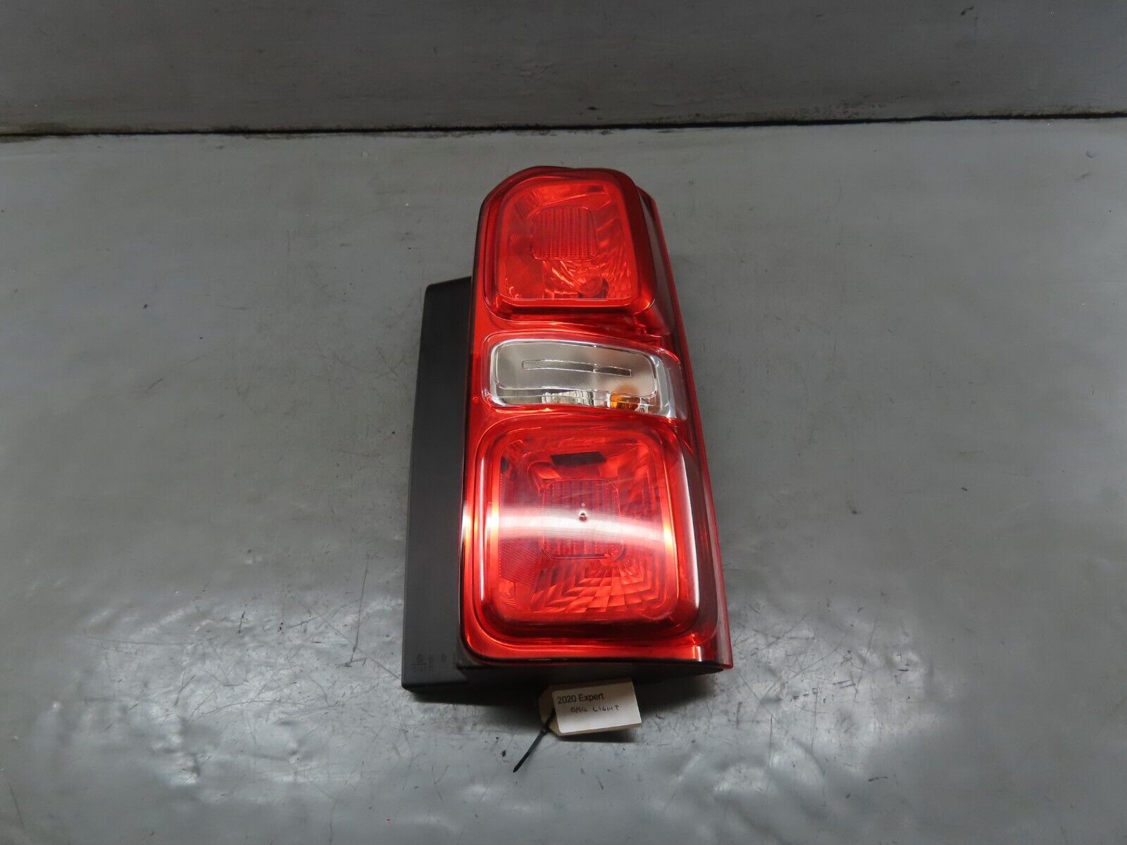 Peugeot Expert Drivers Offside Rear Tail Light 1.5HDI 2020 - 9808243080 ...