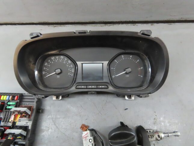 Vauxhall Vivaro ECU & Lock Set c/w Speedo 2.0HDI 2020 - 9830790580 ...